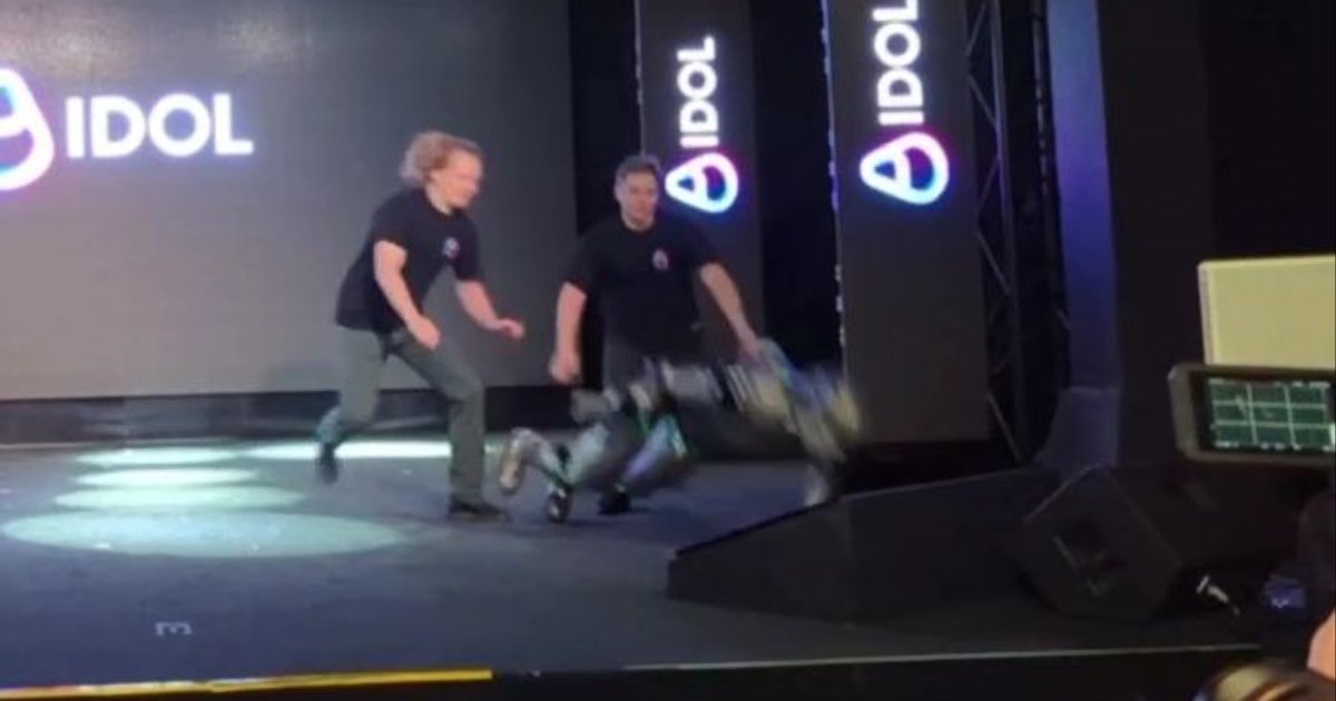 Russian robot with AI crashed during presentation in Moscow | Censor.NET