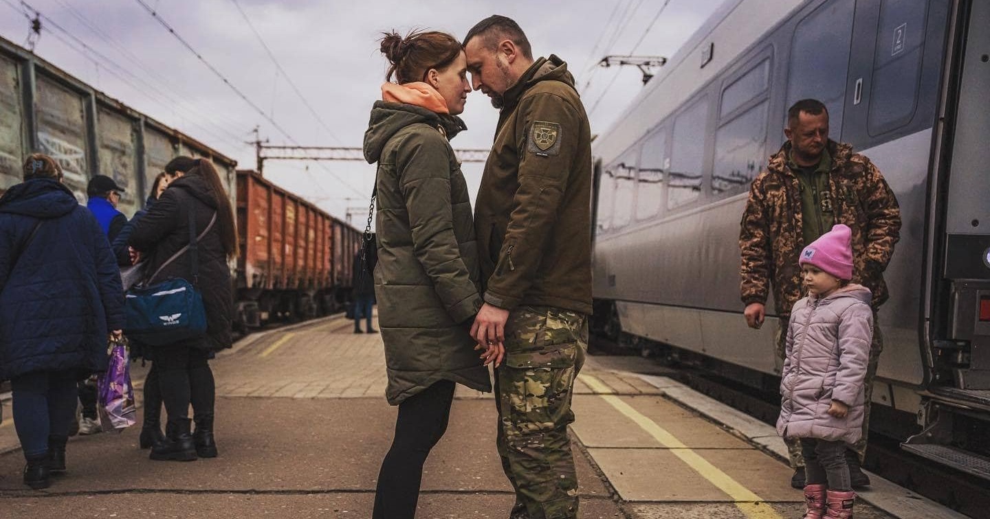 Separation in war: The border guard says goodbye to his family | Censor.NET