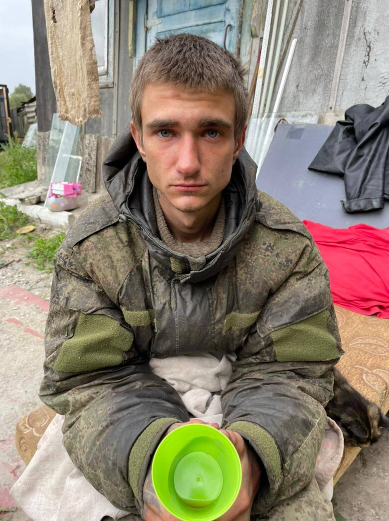 Captured Russian soldiers: Border guards captured a Russian gunner who ...