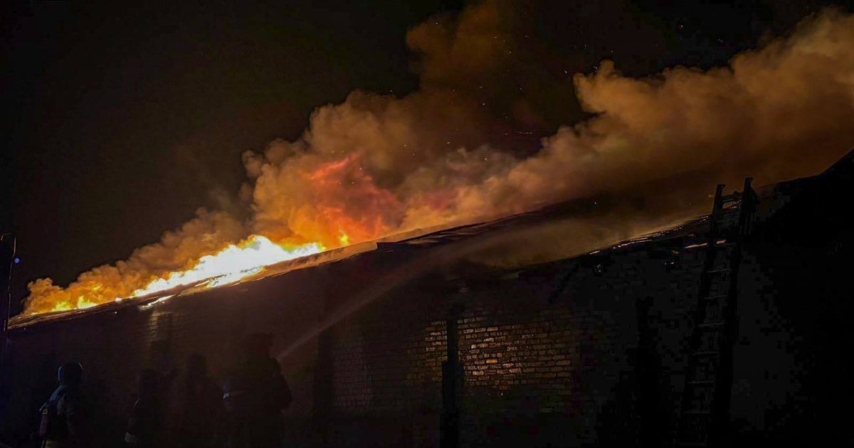 Enemy shelling caused a fire in an uninhabited building in Sumy region ...