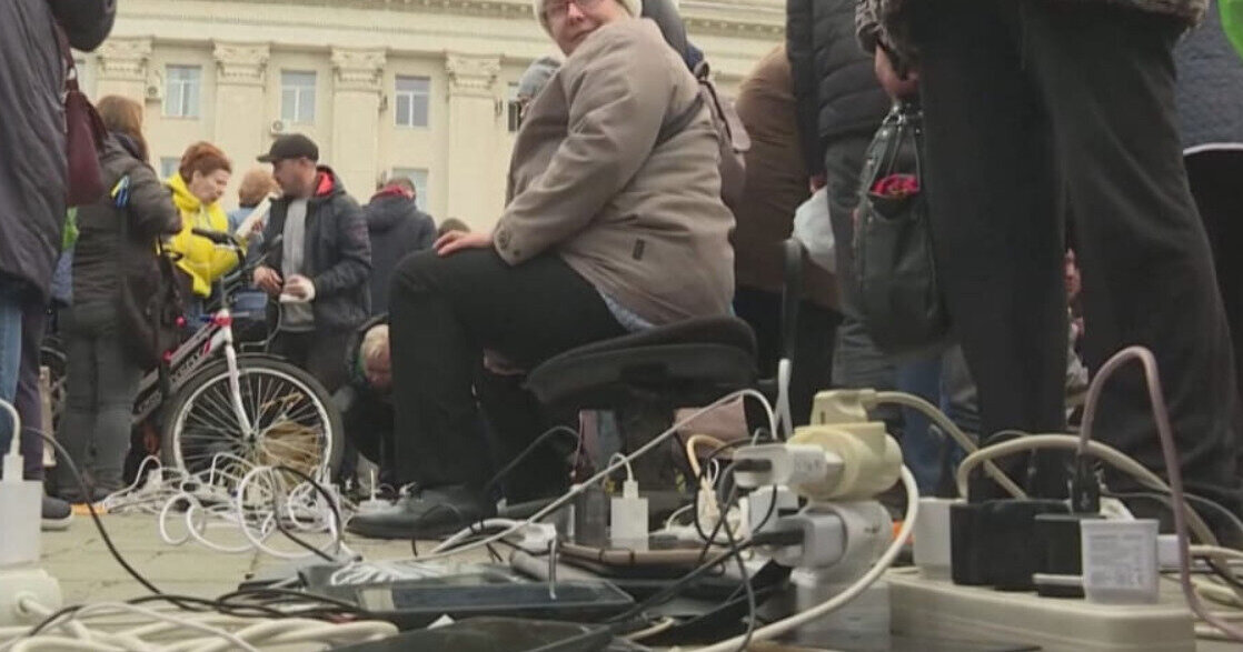 Евакуація з Херсона Через постійні обстріли РФ з Херсона проводять евакуацію пацієнтів лікарень