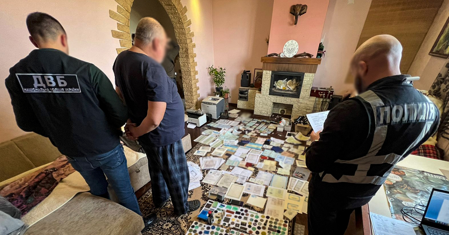 Підробка документів Чоловік підробляв документи для ухилянтів Цензор НЕТ