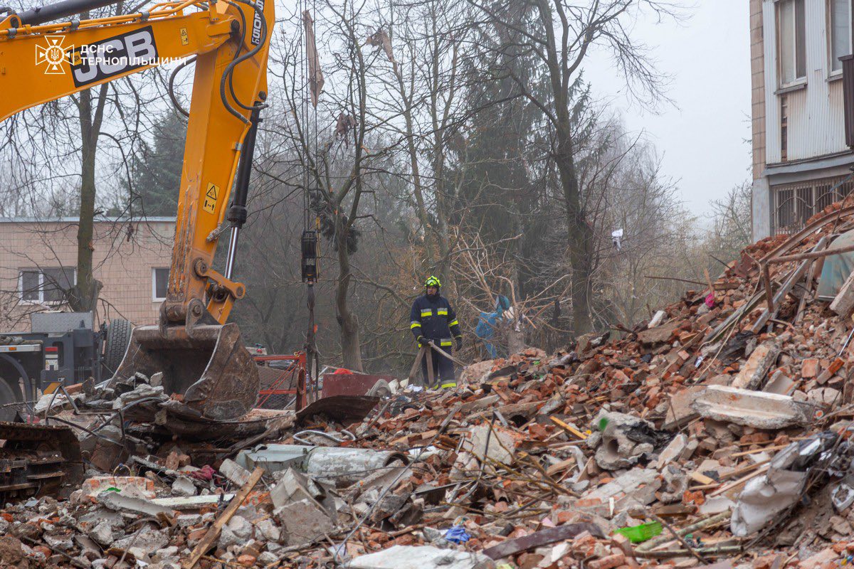 Six missing residents make contact as rescue efforts continue in Ternopil | Censor.NET