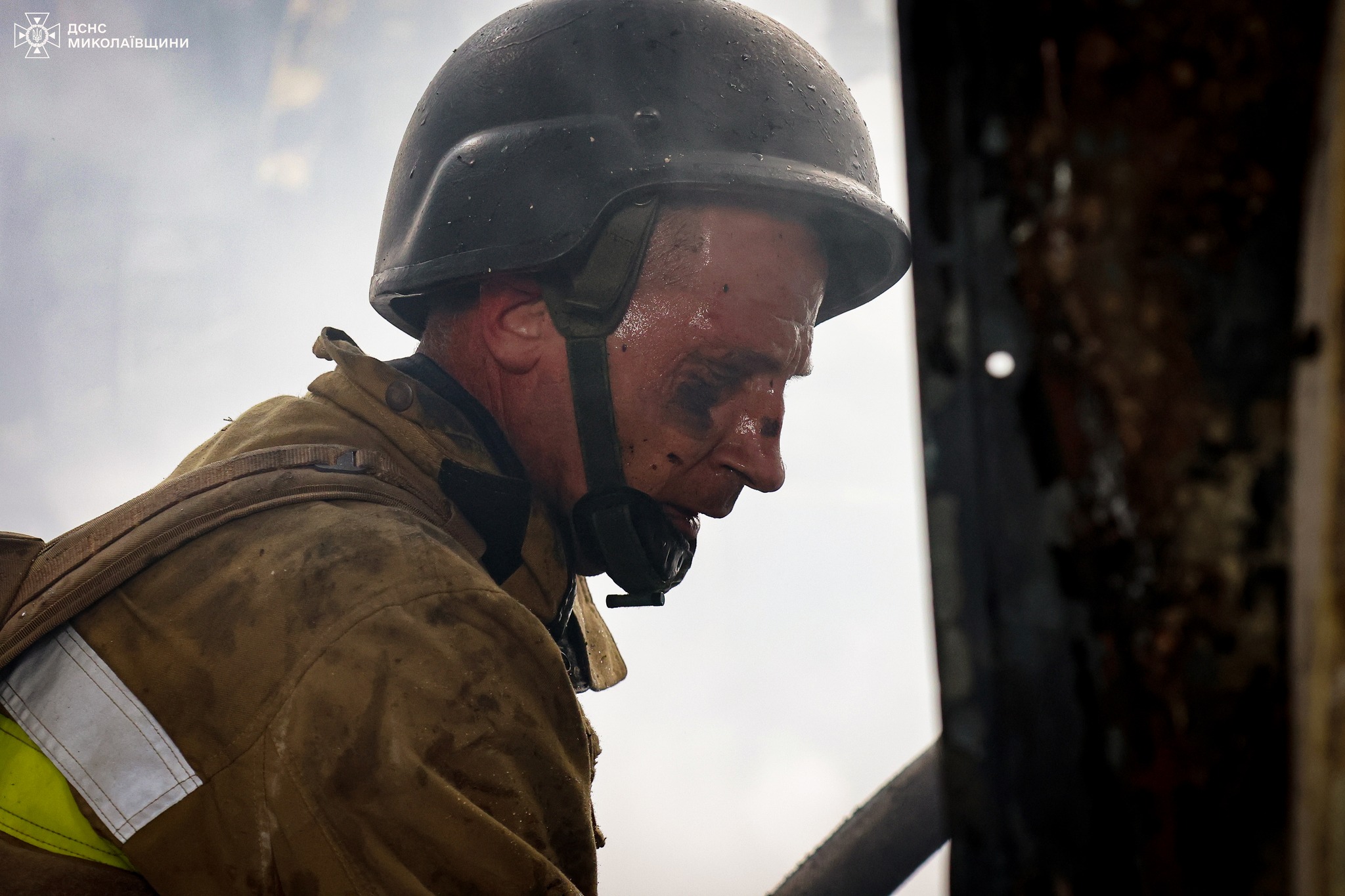 Росіяни вдарили ракетою по Миколаєву Горіла СТО ДСНС Цензор НЕТ