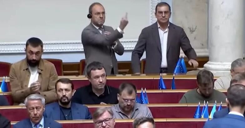 Vlasenko makes an obscene gesture in parliament. Video | Censor.NET